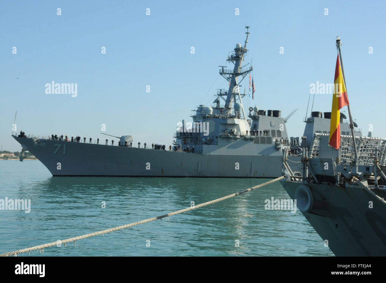 USS Ross (DDG 71), an Arleigh Burke-class guided missile destroyer ...