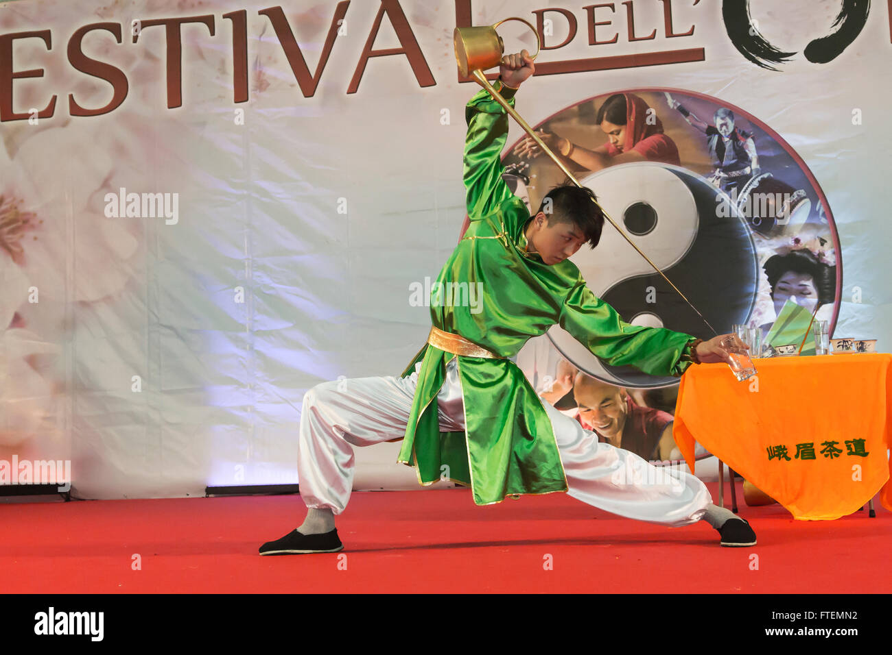 Kung fu tea hi-res stock photography and images - Alamy