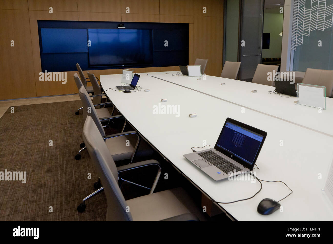 Very large conference table hi-res stock photography and images - Alamy