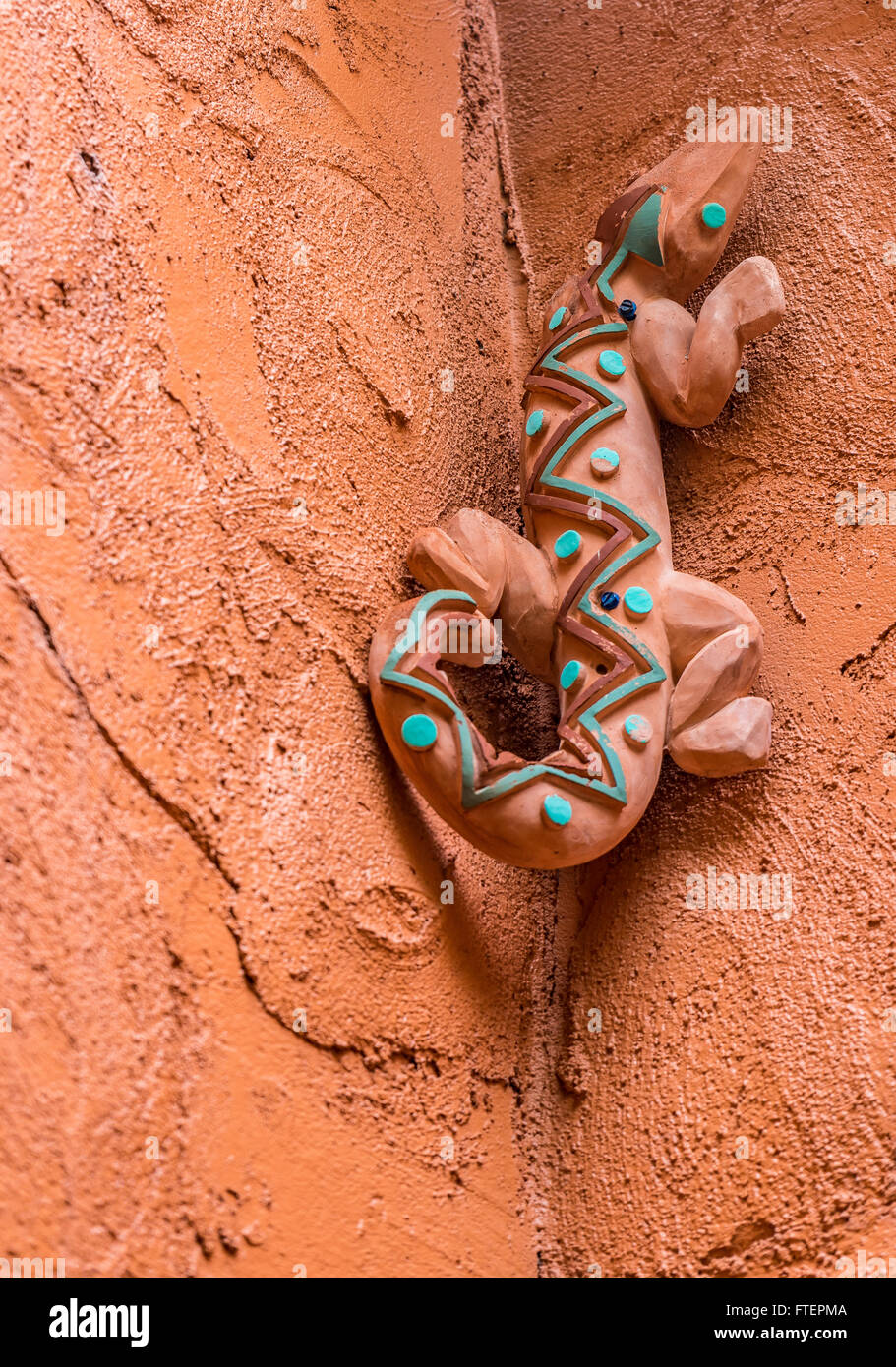 Playful adobe lizard climbing up the wall Stock Photo - Alamy