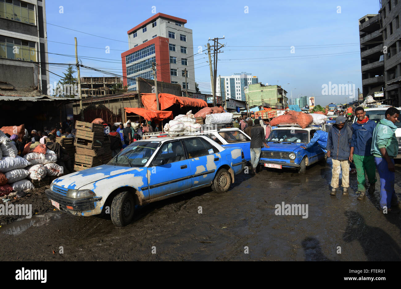 Taxi traffic jam in the vibrant Piazza market in Addis Ababa Stock ...