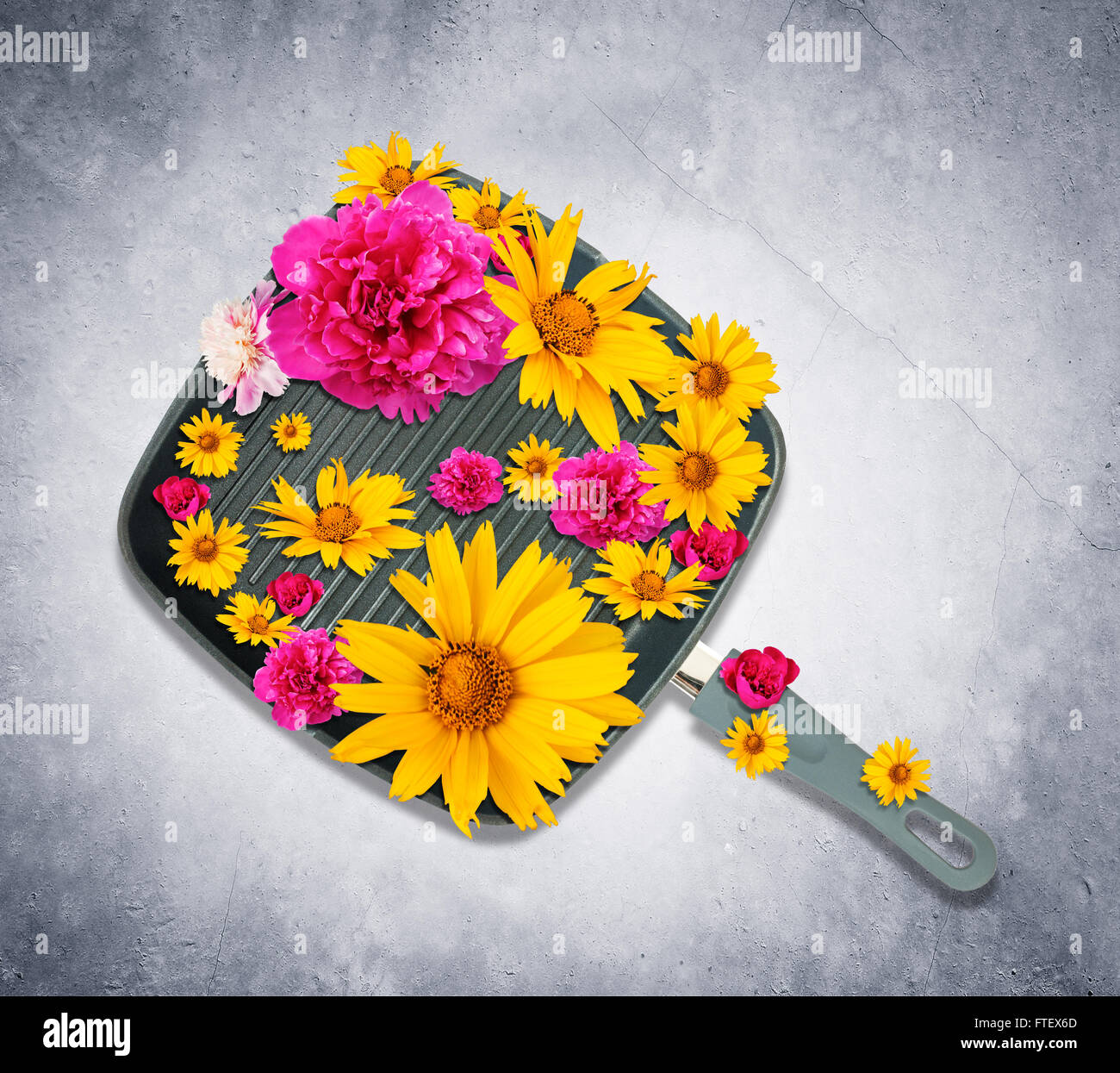 Pan of flowers hi-res stock photography and images - Alamy