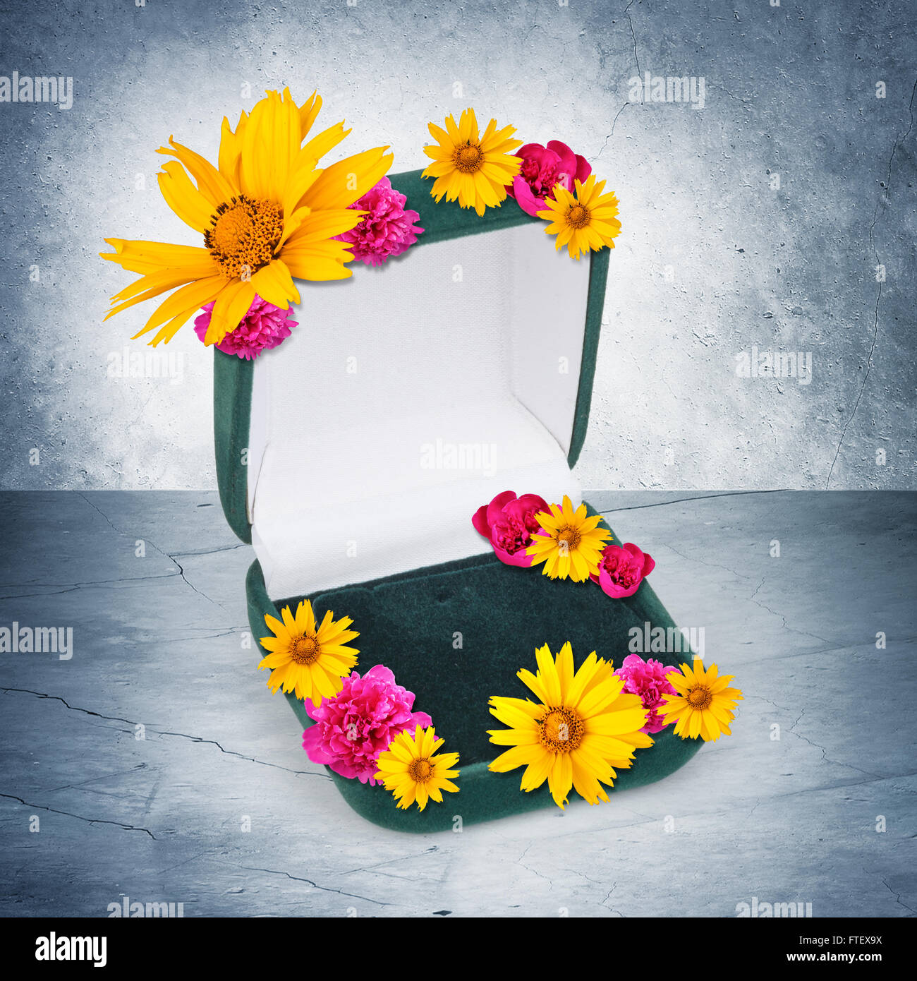 Green ring box Stock Photo - Alamy