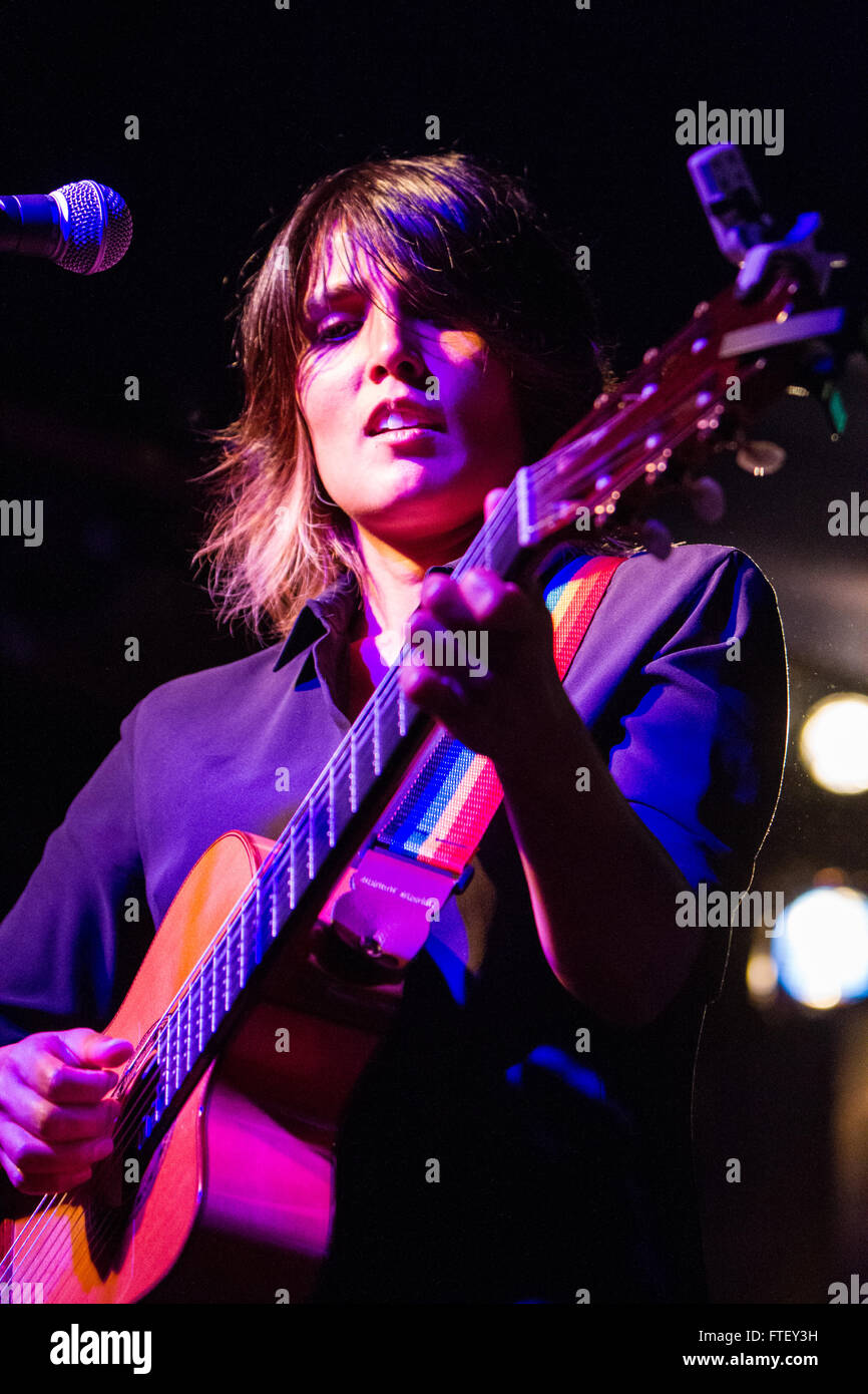 British born singer songwriter musician hi-res stock photography and ...