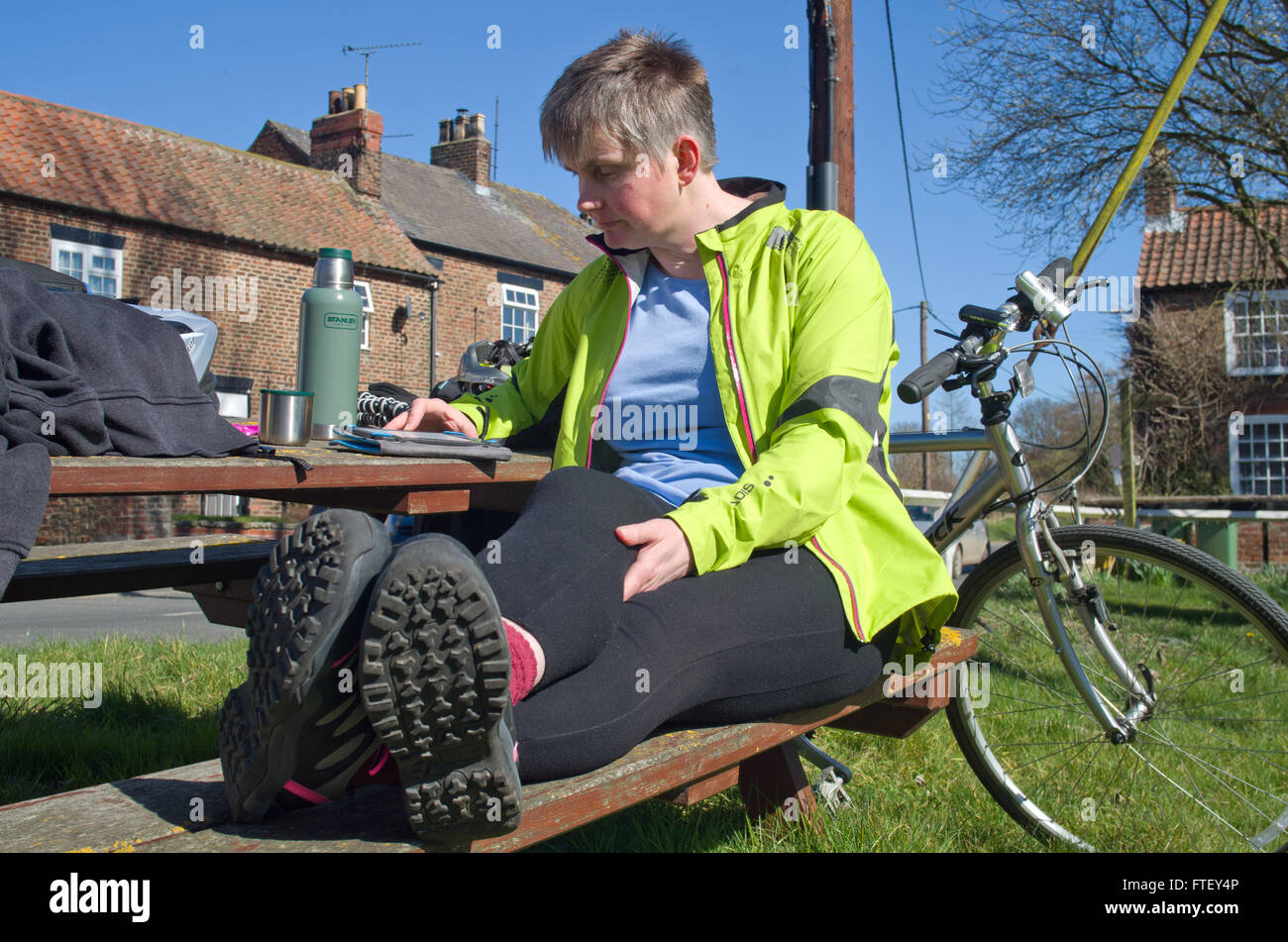 Lady reading kindle outside Stock Photo - Alamy