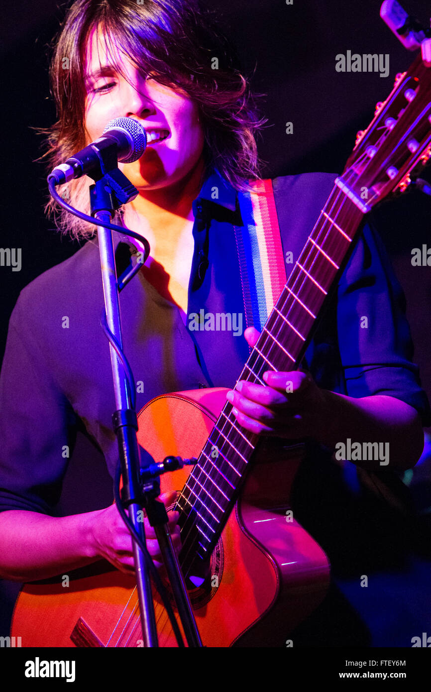 British born singer songwriter musician hi-res stock photography and ...