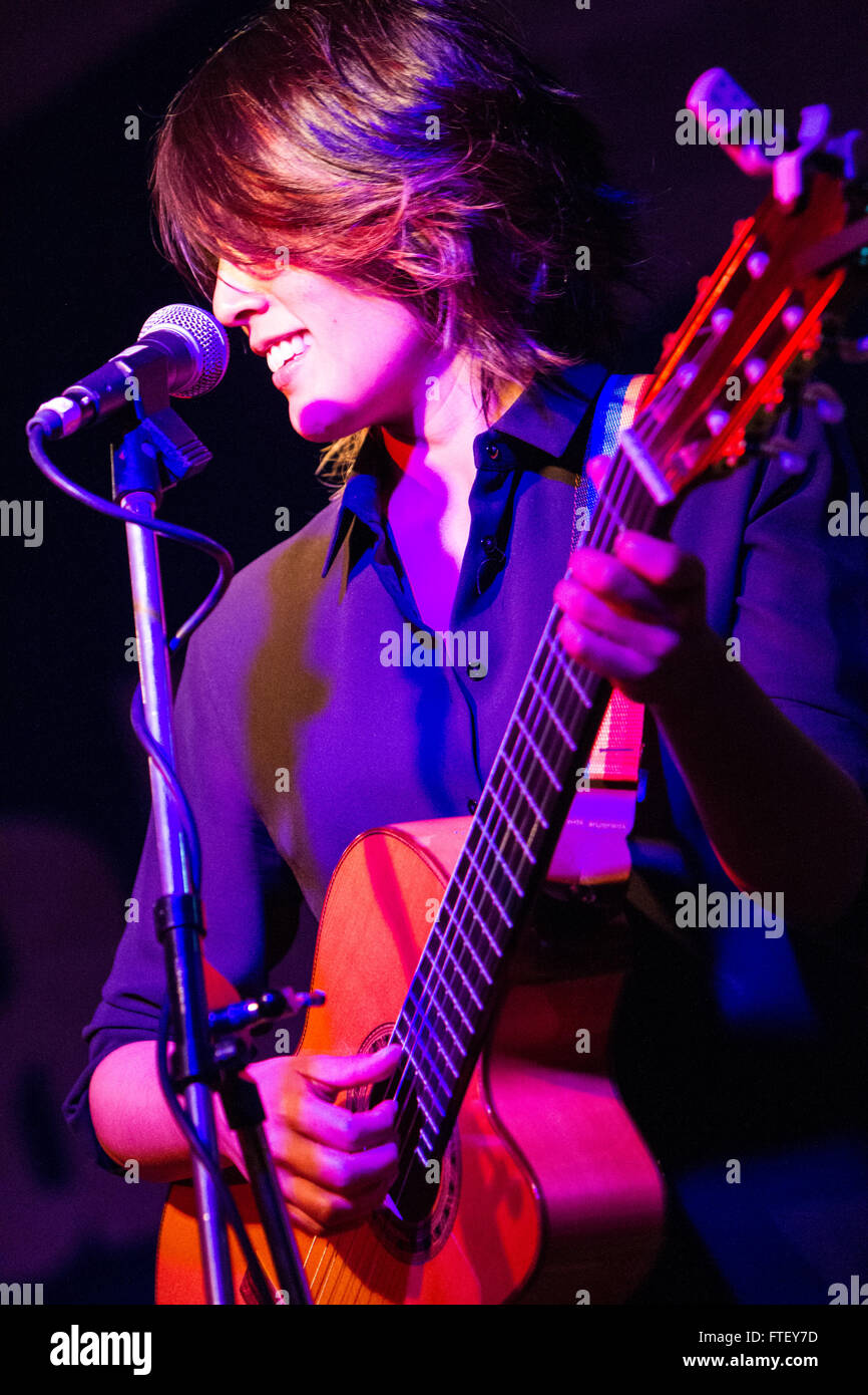 British born singer songwriter musician hi-res stock photography and ...