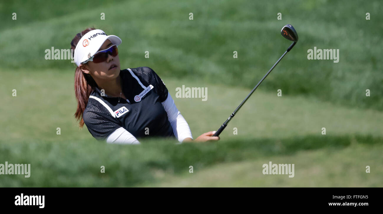 Carlsbad, California, USA. 27th Mar, 2016. Jenny Shin hits a chips shot ...