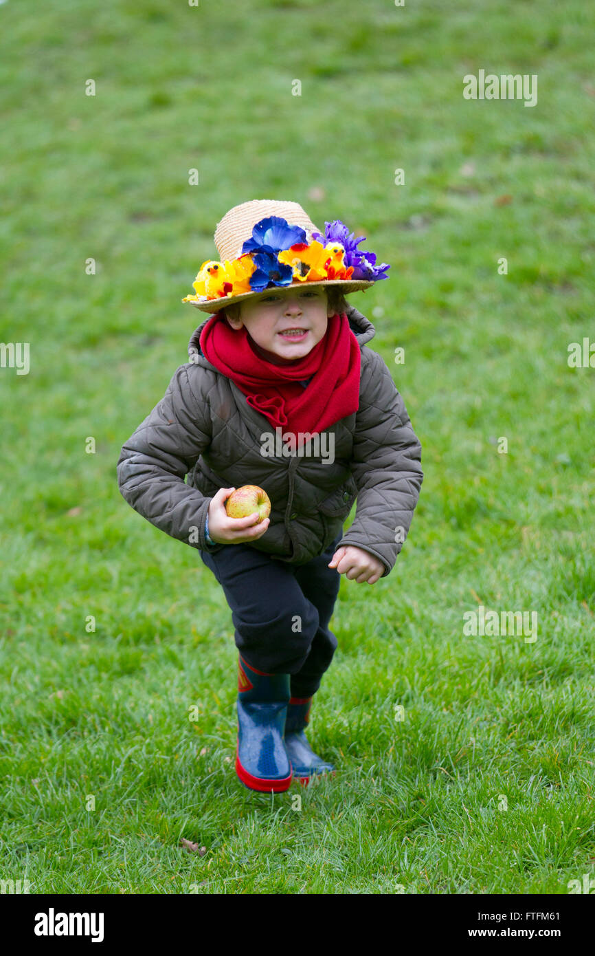 Easter egg rolling competition hi-res stock photography and images - Alamy
