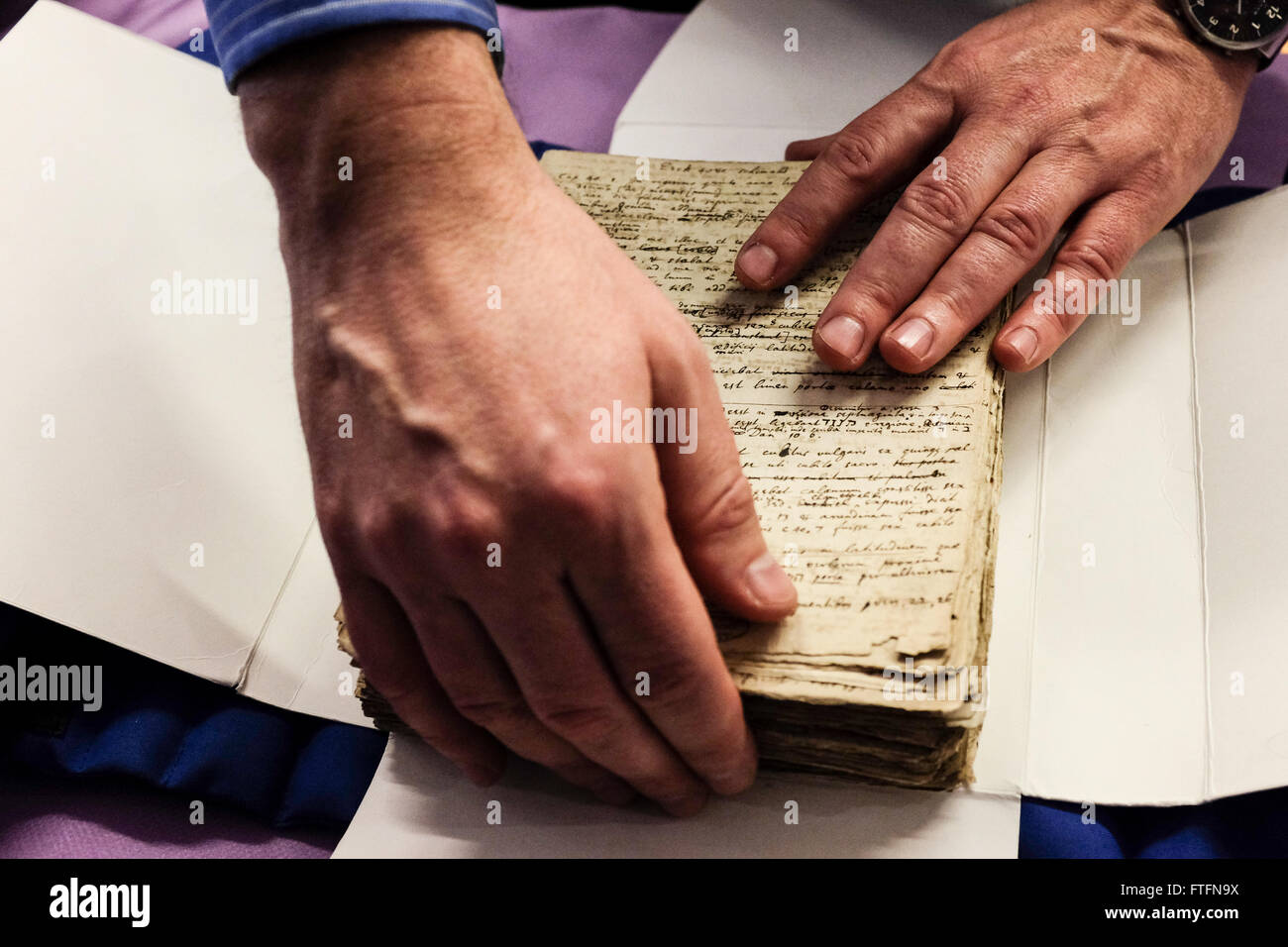 Isaac newton alchemy manuscript hi-res stock photography and images - Alamy