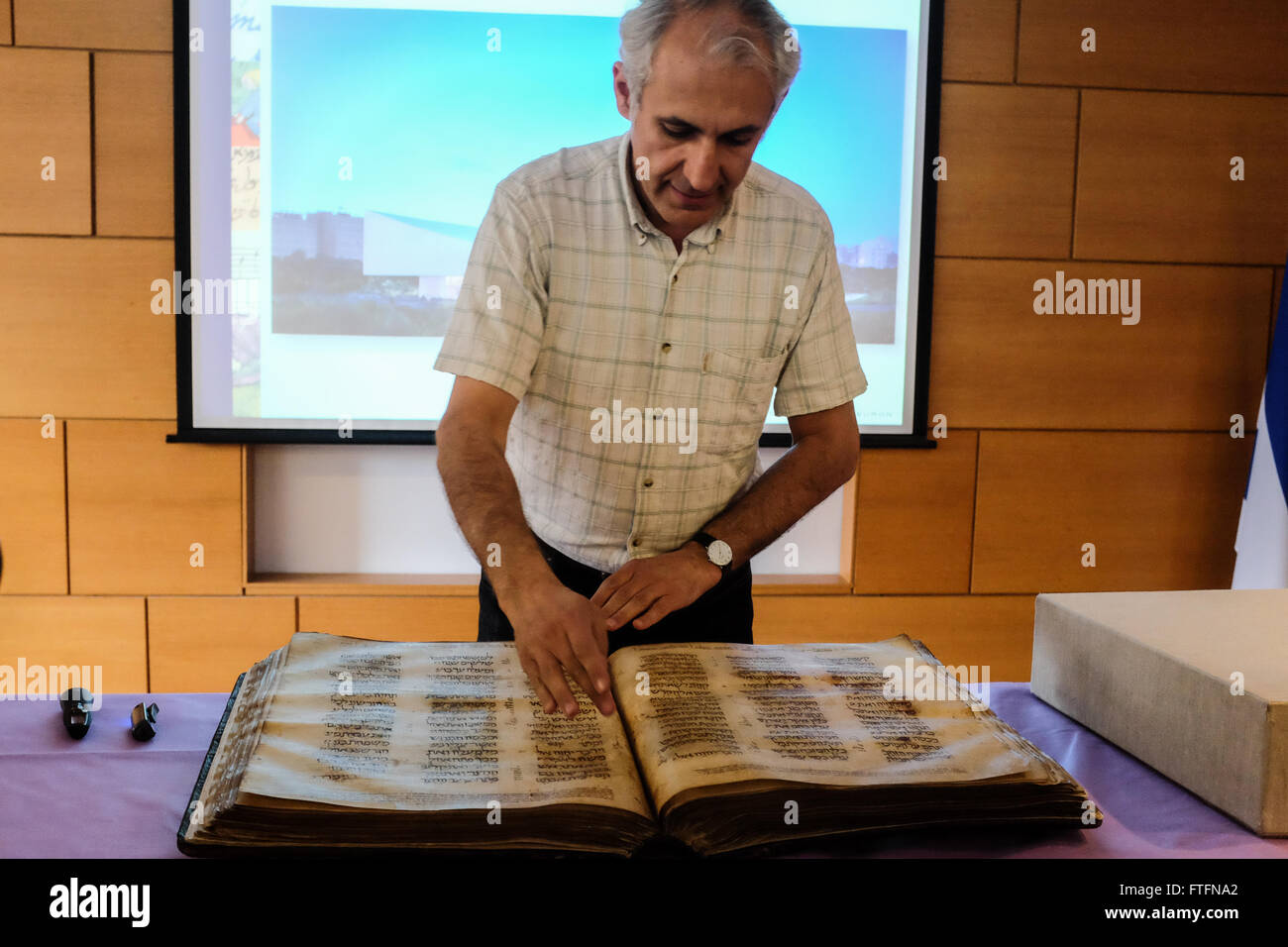 Hebrew manuscript hi-res stock photography and images - Alamy