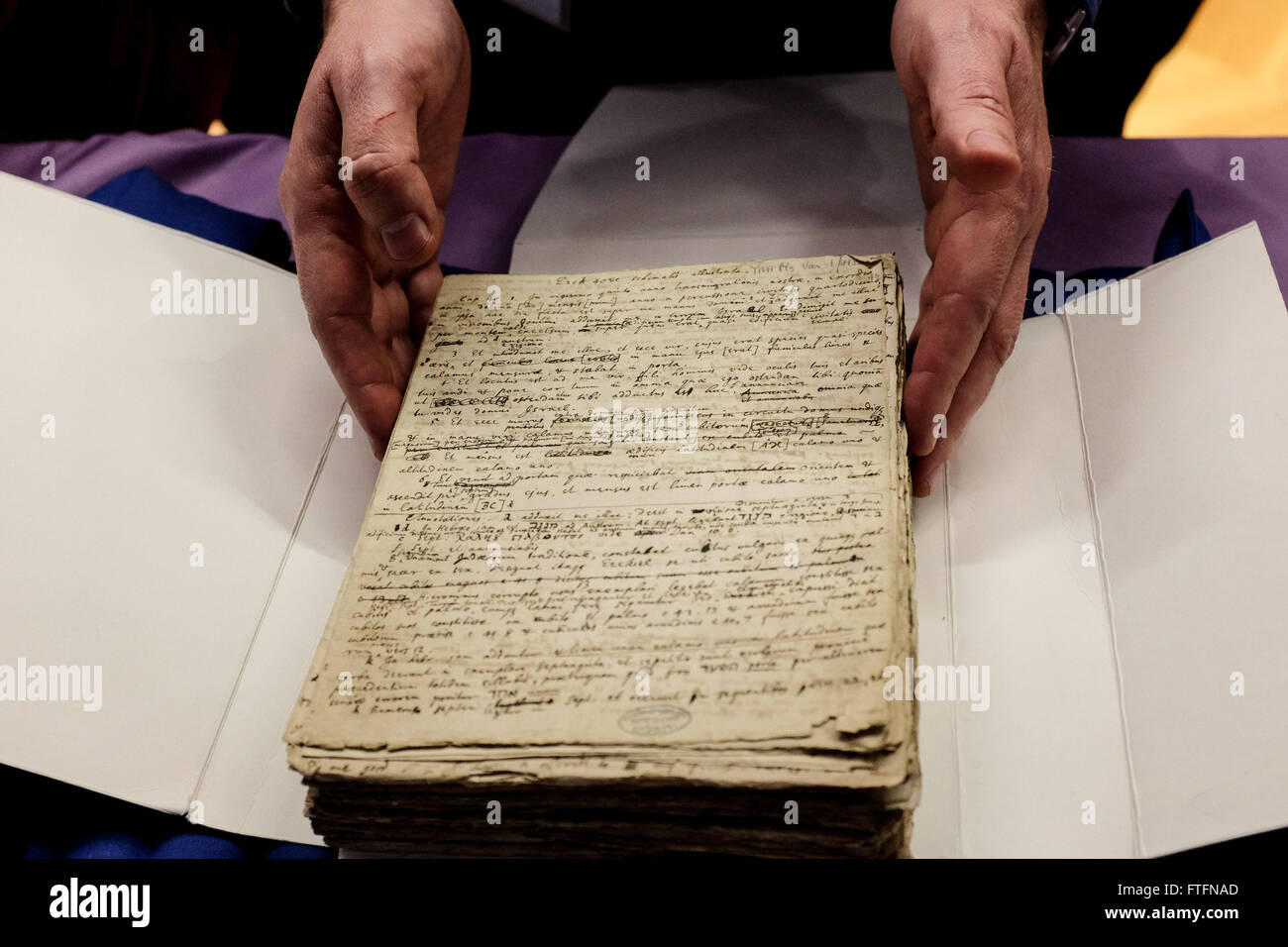 Isaac newton alchemy manuscript hi-res stock photography and images - Alamy