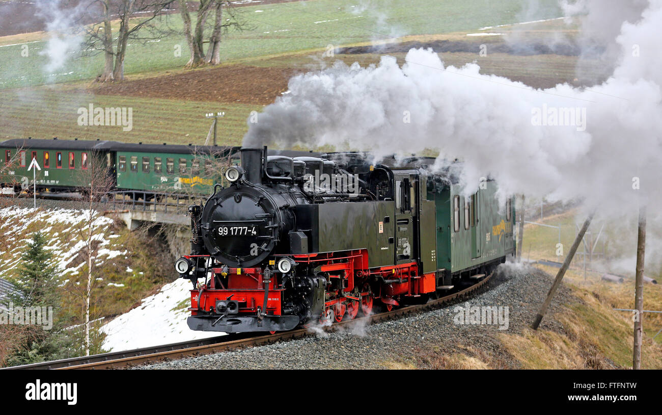 Train going uphill hi-res stock photography and images - Alamy