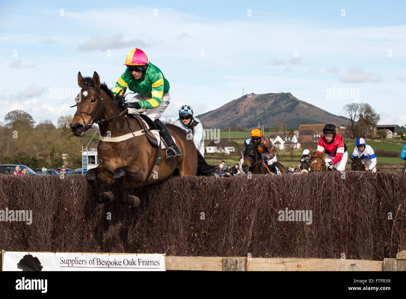 Eyton-on-Severn in Shropshire, UK. 28th March, 2016. Runners in the ...
