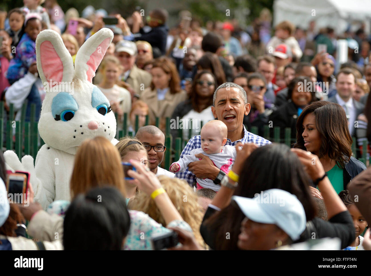 Michelle obama egg roll 2016 hi-res stock photography and images - Alamy