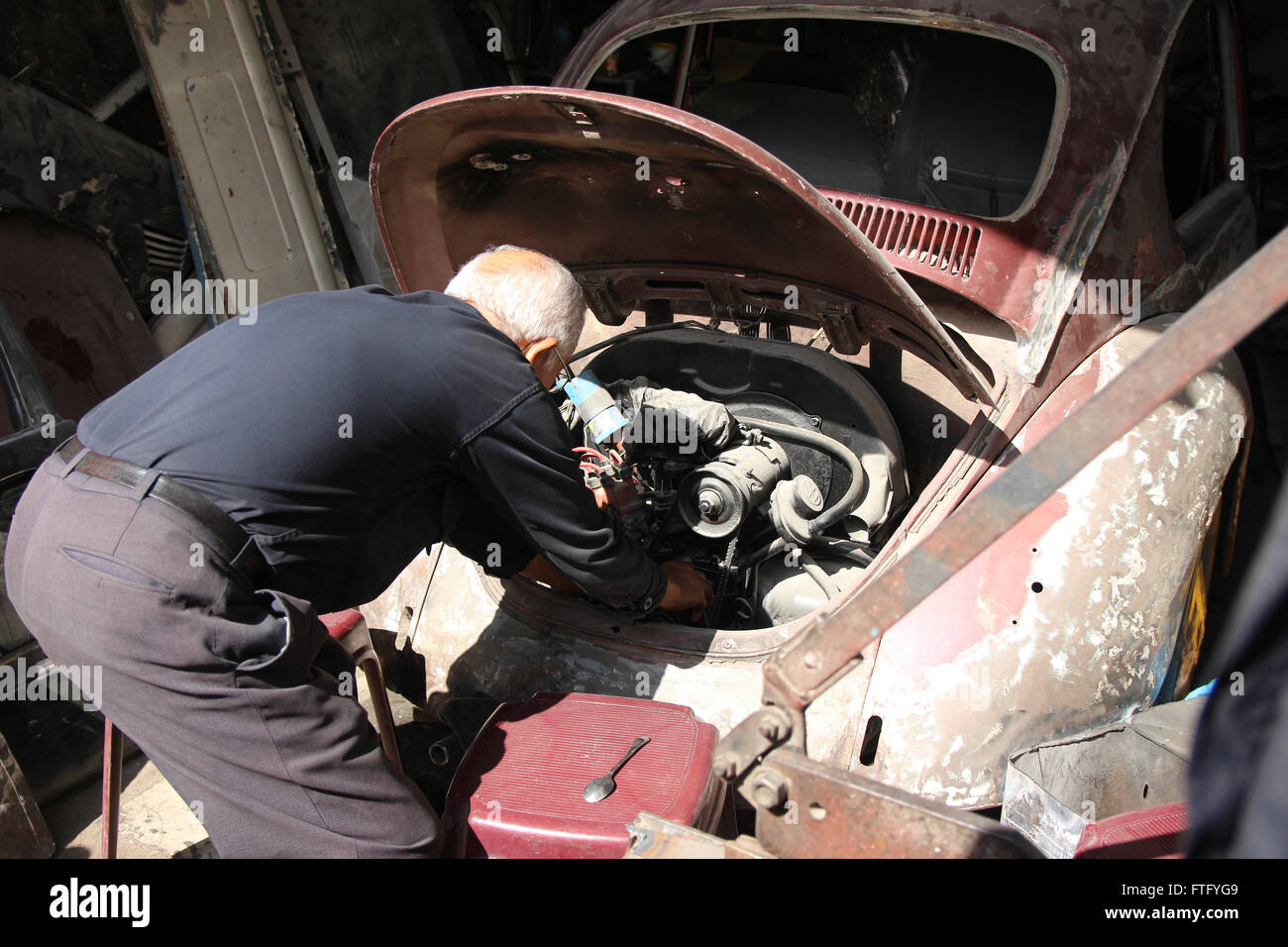 Vintage car garage mechanic working hi-res stock photography and images ...