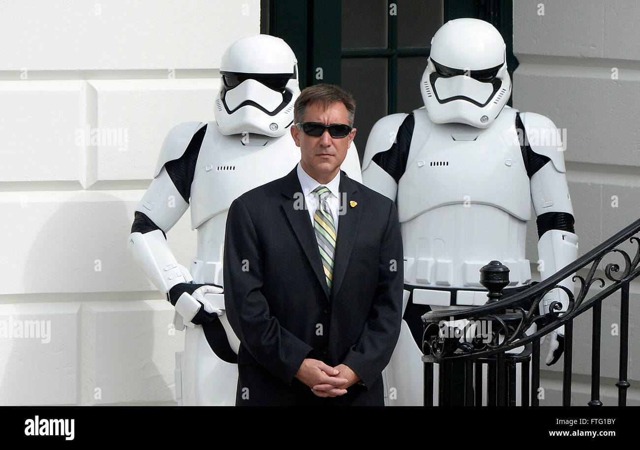 Washington, DC. 28th Mar, 2016. A real live secret service agent stands ...