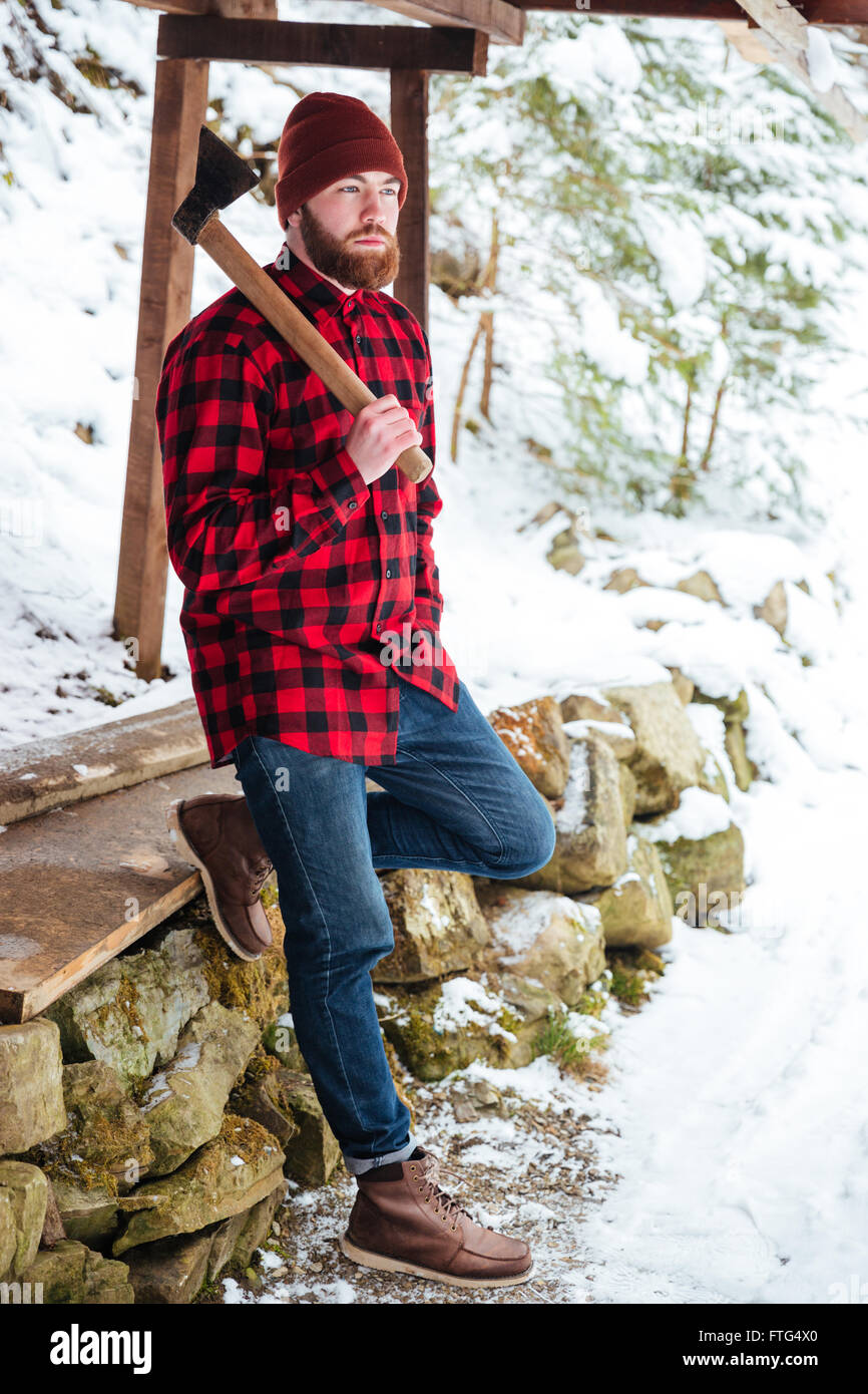 Man axe cutting hi-res stock photography and images - Alamy