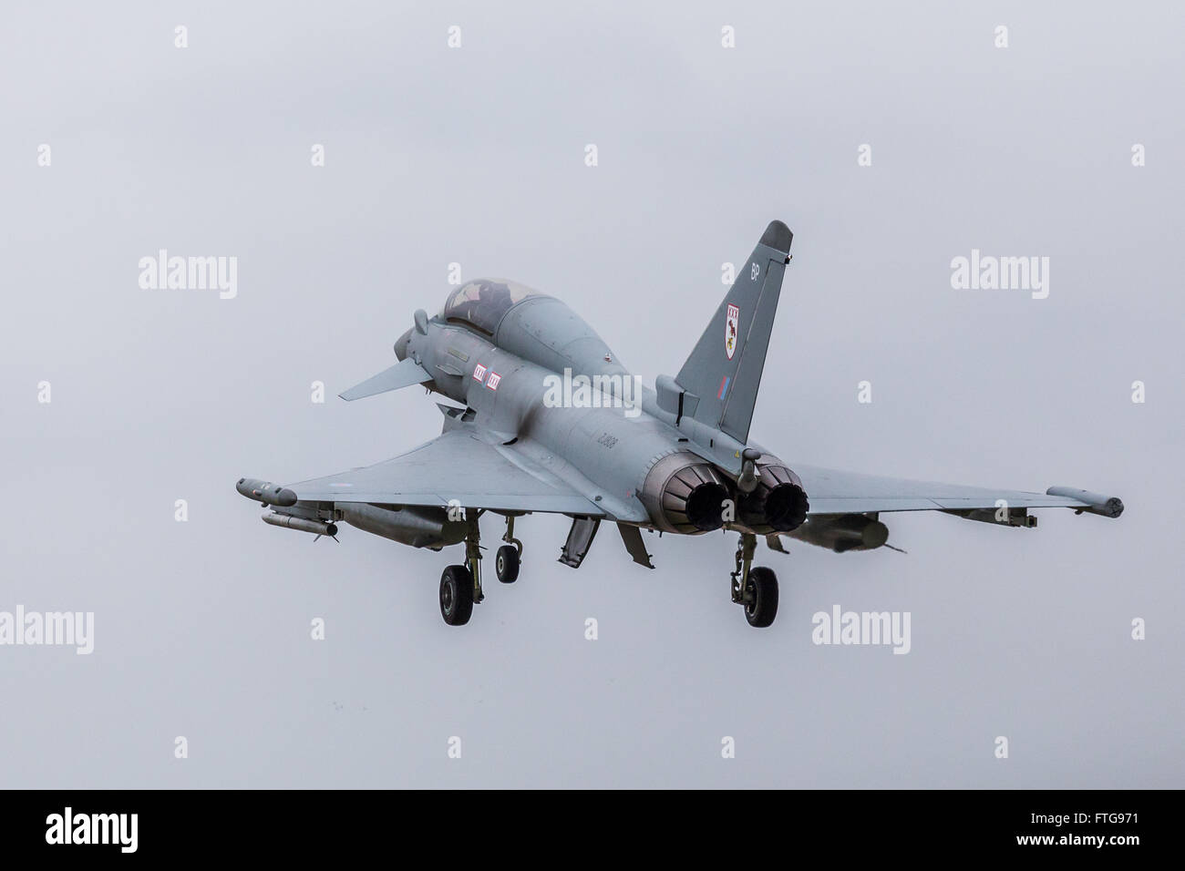 An RAF Typhoon/Eurofighter aircraft descending into RAF Coningsby Stock ...