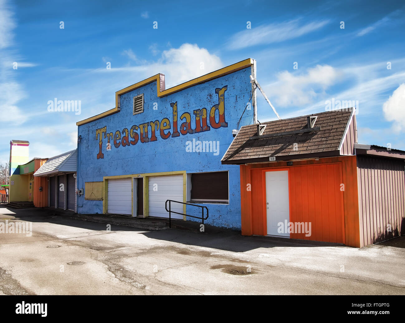 Closed theme park hi-res stock photography and images - Alamy