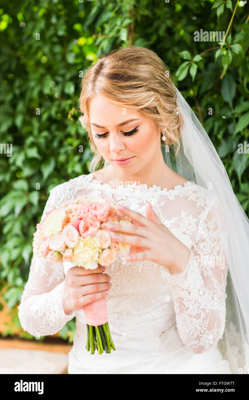 nice wedding bouquet in bride's hand Stock Photo - Alamy