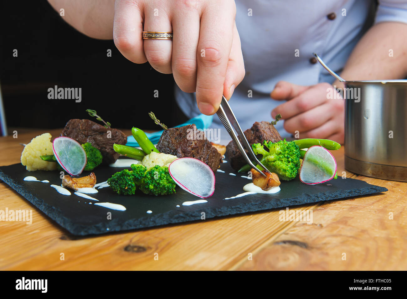 Chef decorate plate Stock Photo - Alamy
