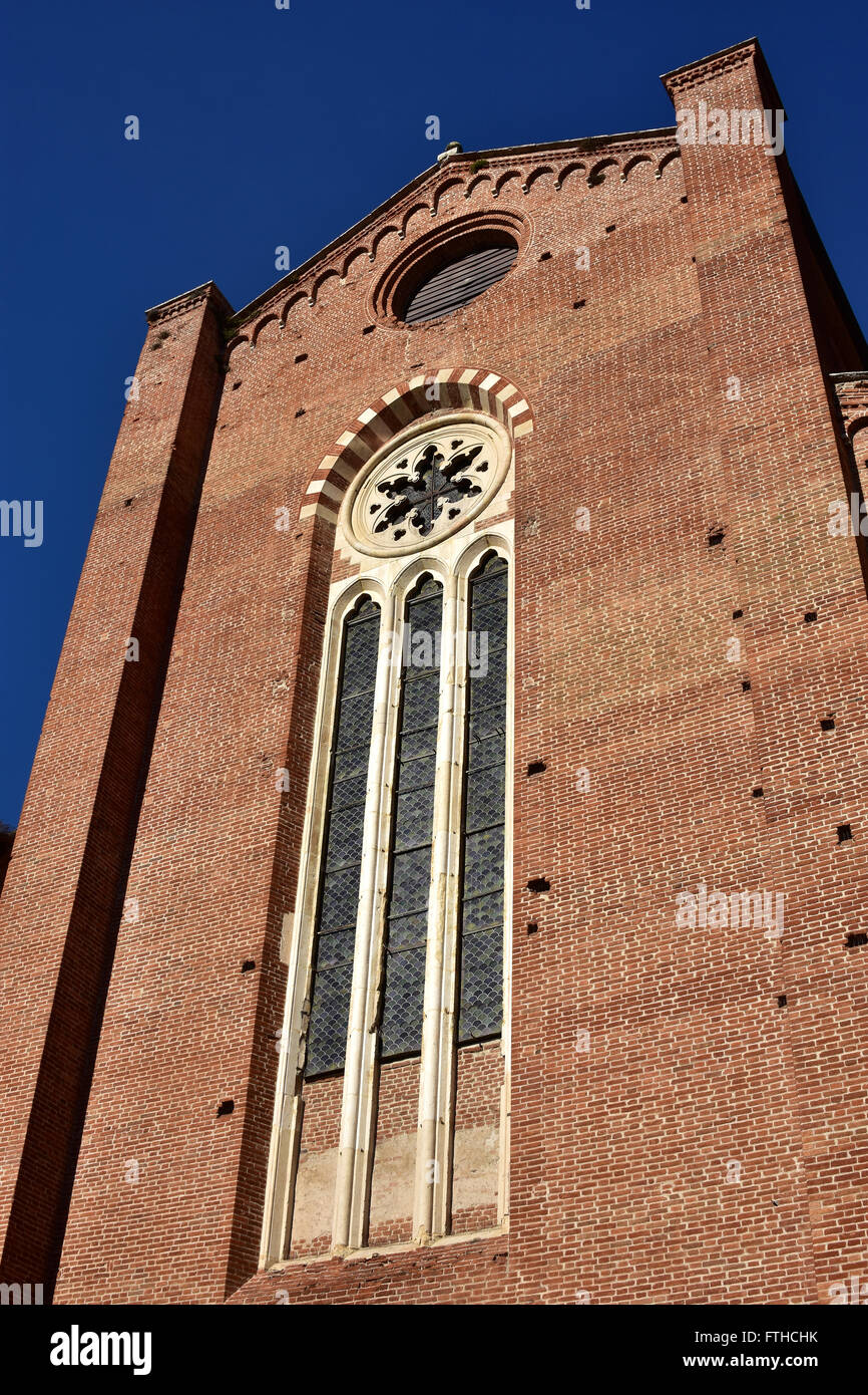 Red brick facade hi-res stock photography and images - Alamy