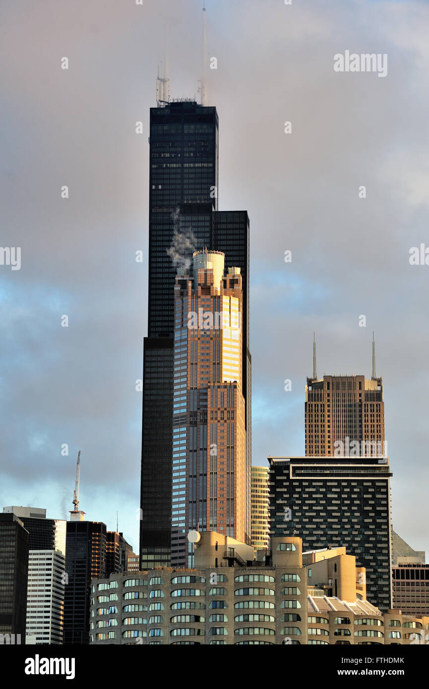 The early morning sun illuminates some buildings in Chicago's south ...
