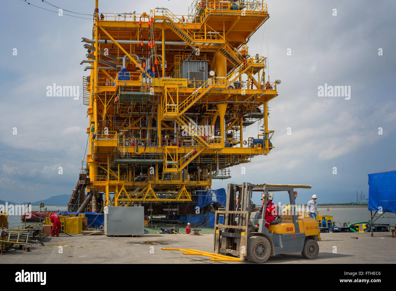 Oil rig jacket hooking up Stock Photo - Alamy
