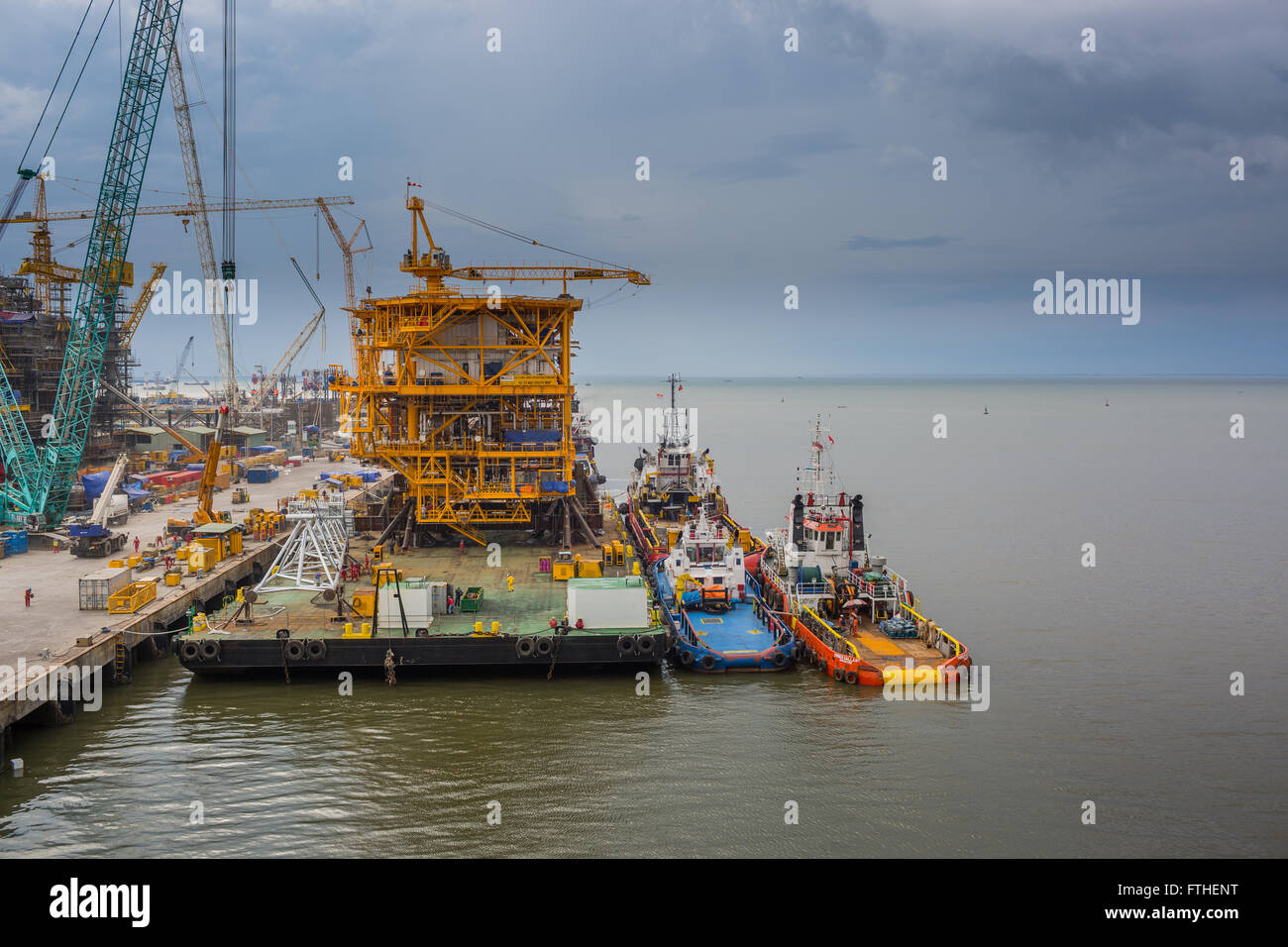 Oil rig topside ready to sail away Stock Photo - Alamy