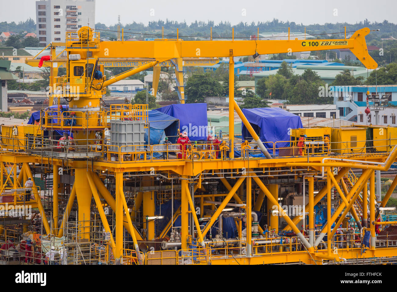 Onshore oil rig hi-res stock photography and images - Alamy