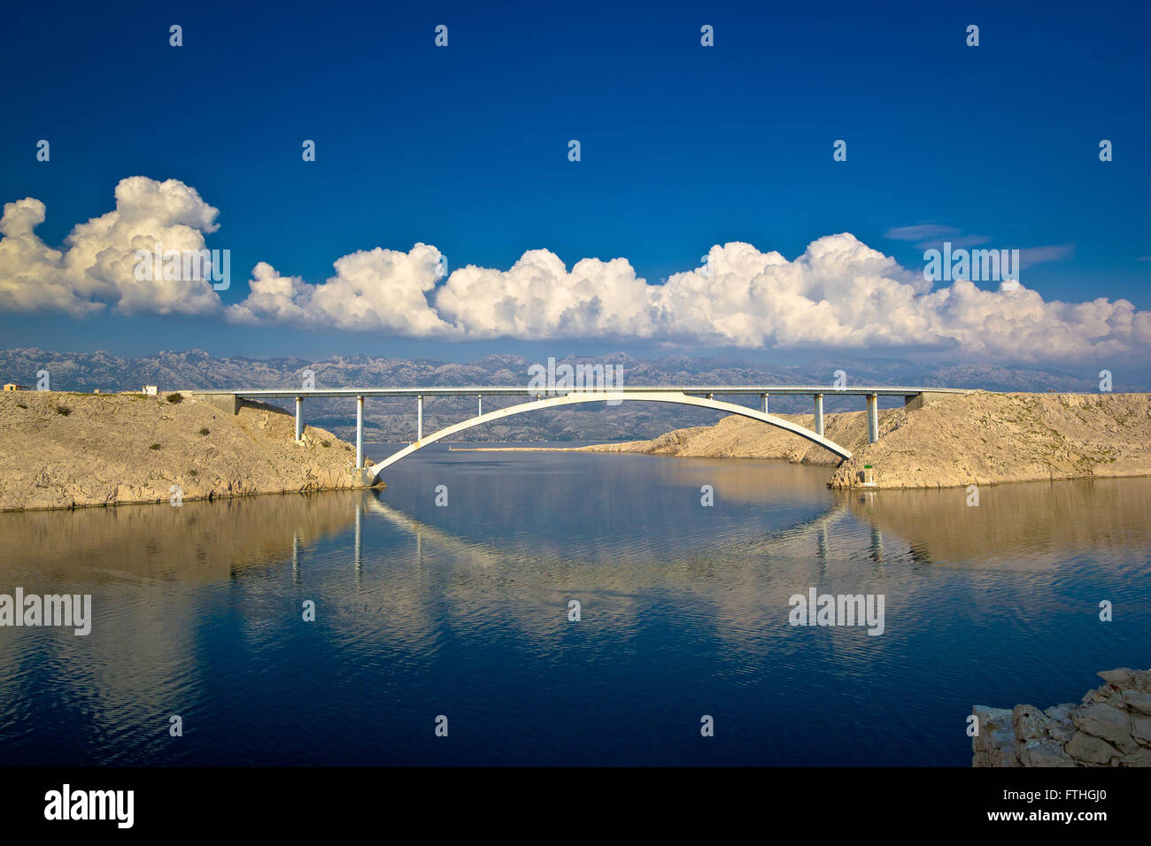 Rock bridge to island hi-res stock photography and images - Alamy