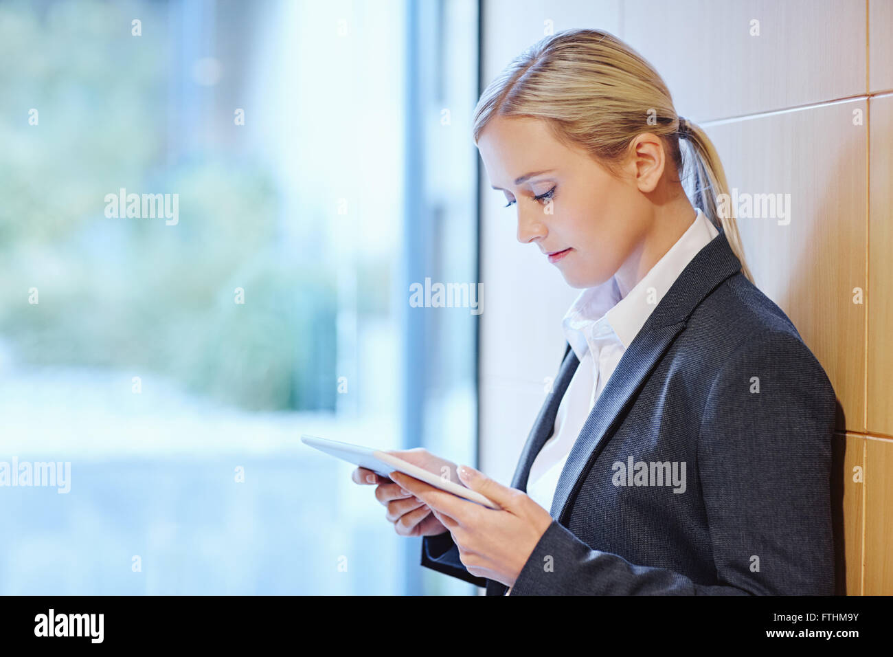 Reading an article online Stock Photo - Alamy