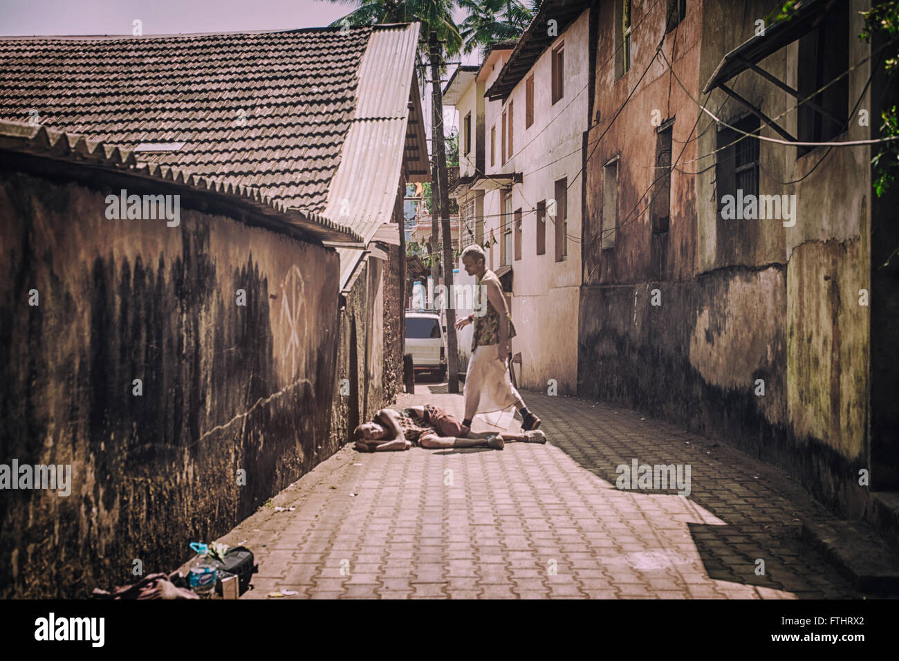 Two men fighting street hi-res stock photography and images - Alamy