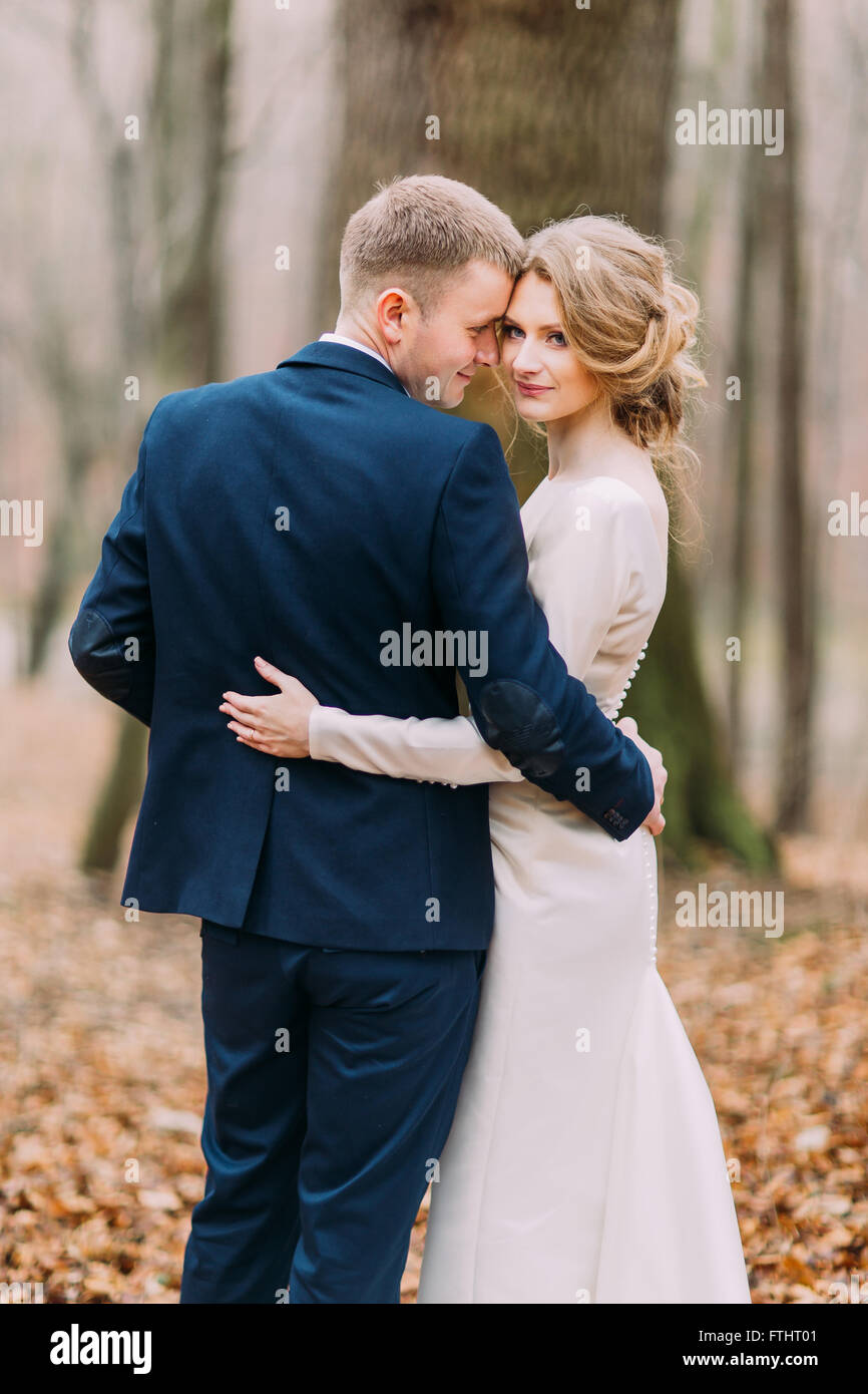 Couple forest fog hi-res stock photography and images - Alamy