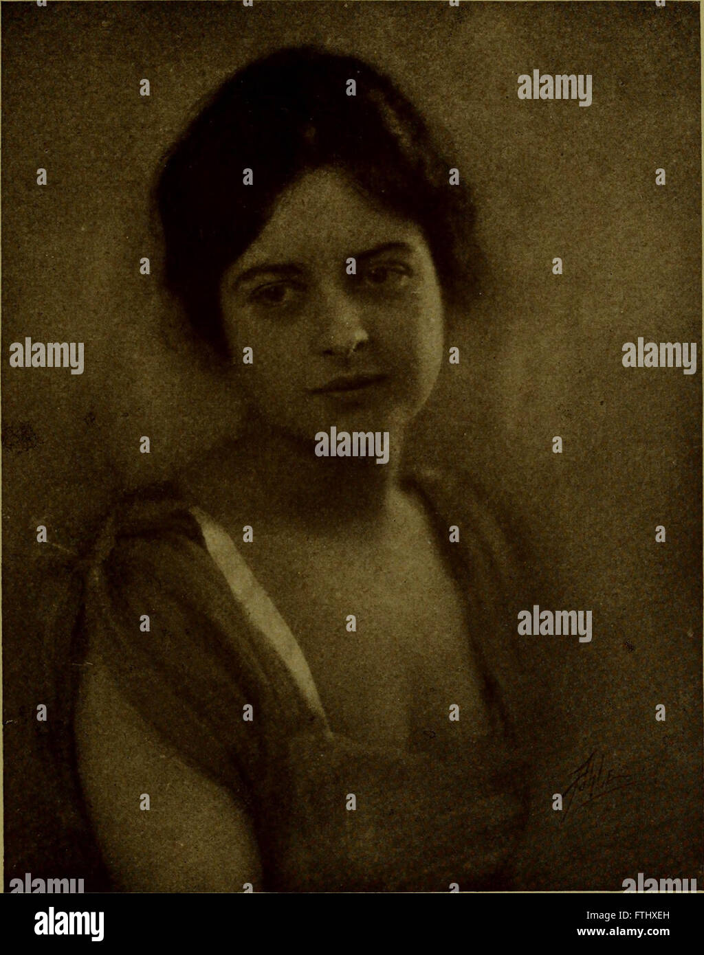 The 1919 edition of The American Annual of Photography, a comprehensive review of photography ...