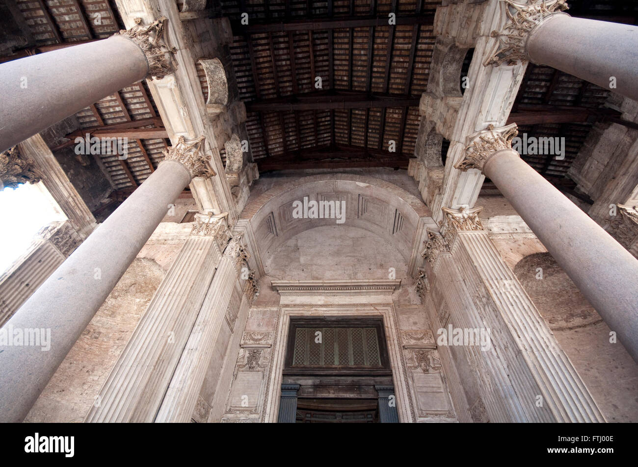Pantheon entrance door rome hi-res stock photography and images - Alamy