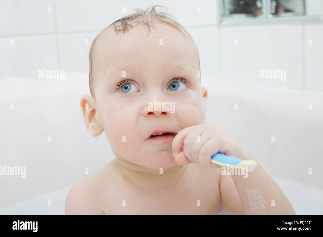 little boy washing in bath Stock Photo - Alamy