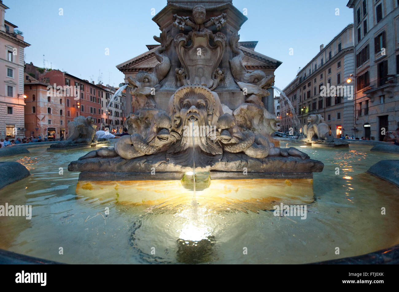 Rotonda square fountain rome hi-res stock photography and images - Alamy