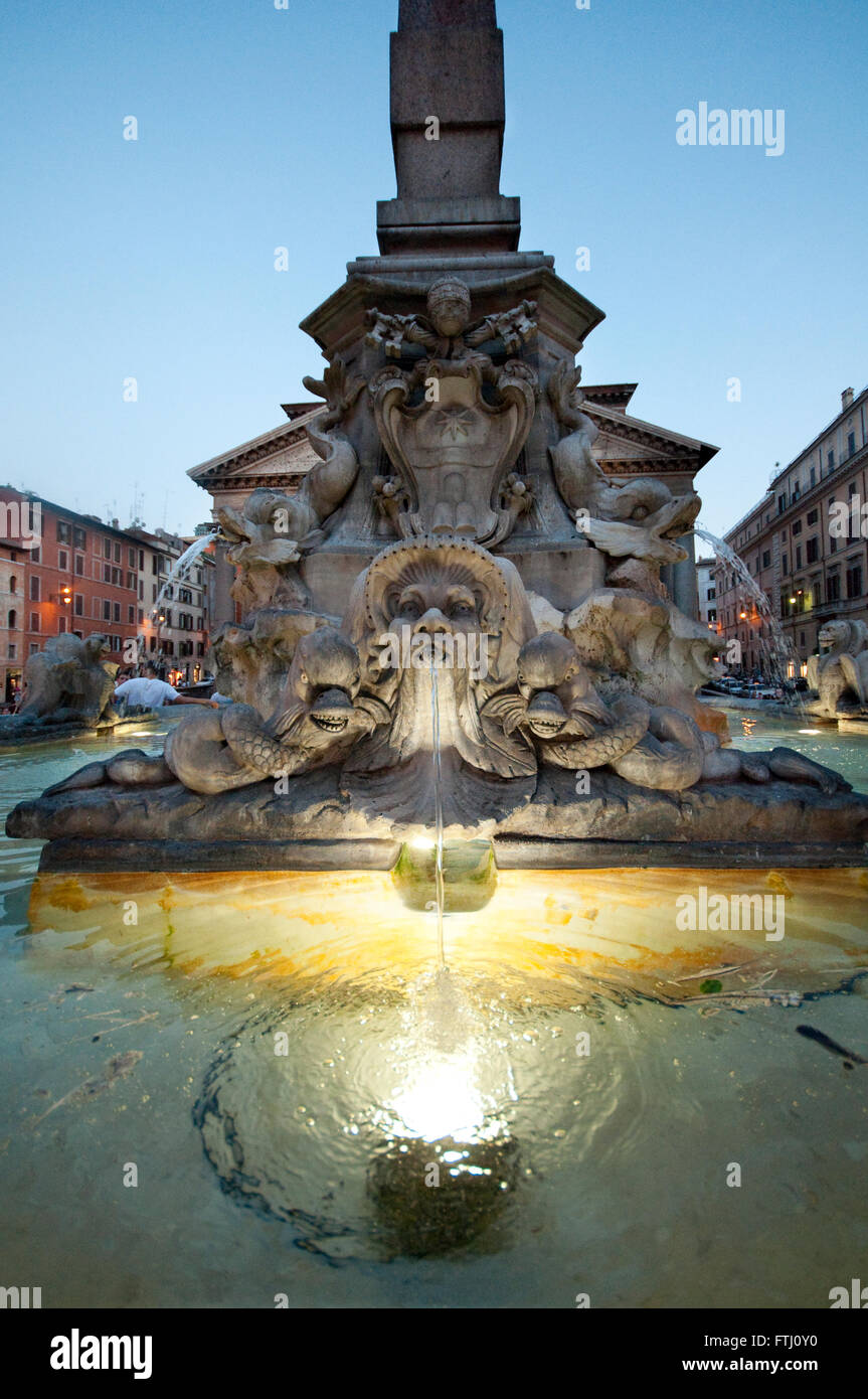 Rotonda square fountain rome hi-res stock photography and images - Alamy