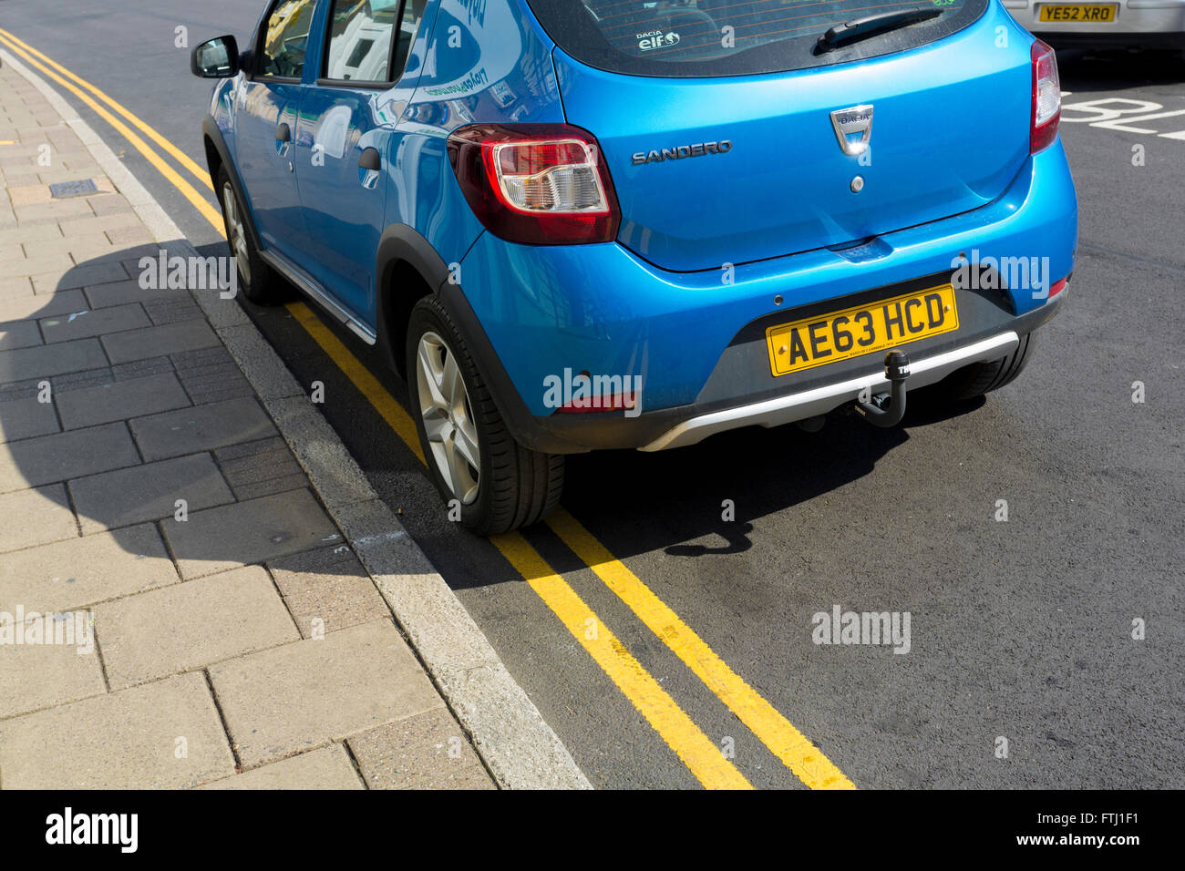Car parked on double yellow lines hi-res stock photography and images ...