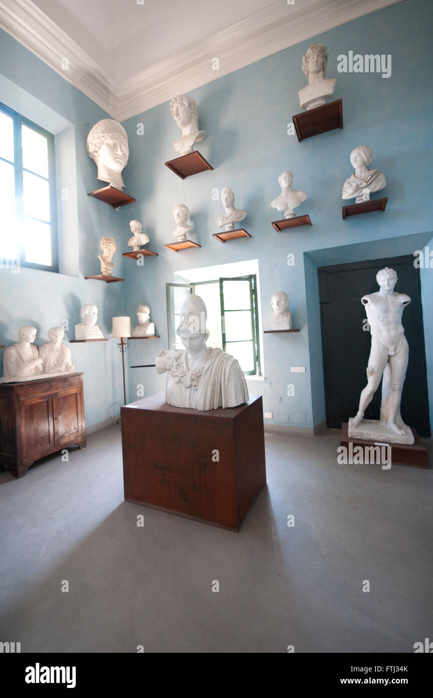 Plaster bust academy hi-res stock photography and images - Alamy