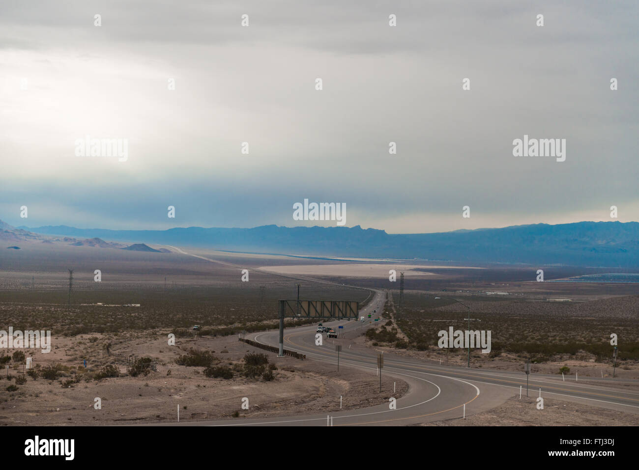 Perfectly smooth America highway across the endless desert Stock Photo ...