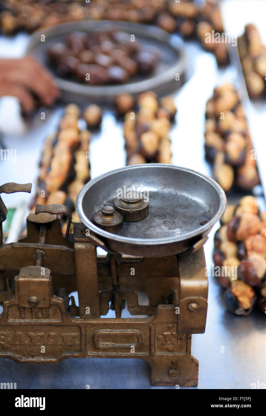 Roast chestnut stall hi-res stock photography and images - Alamy