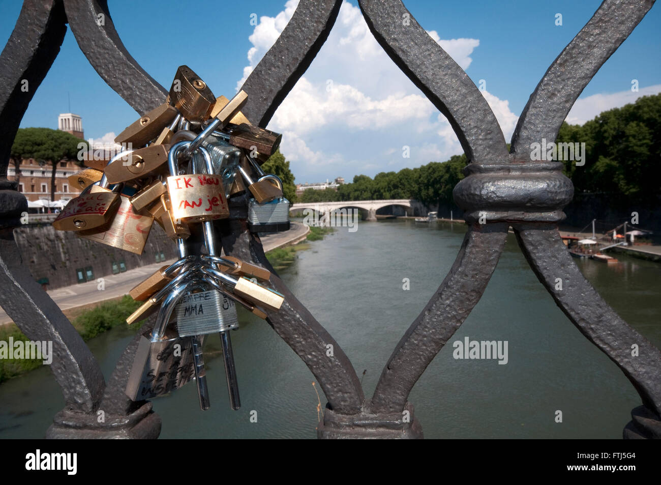 Rome bridge hi-res stock photography and images - Alamy