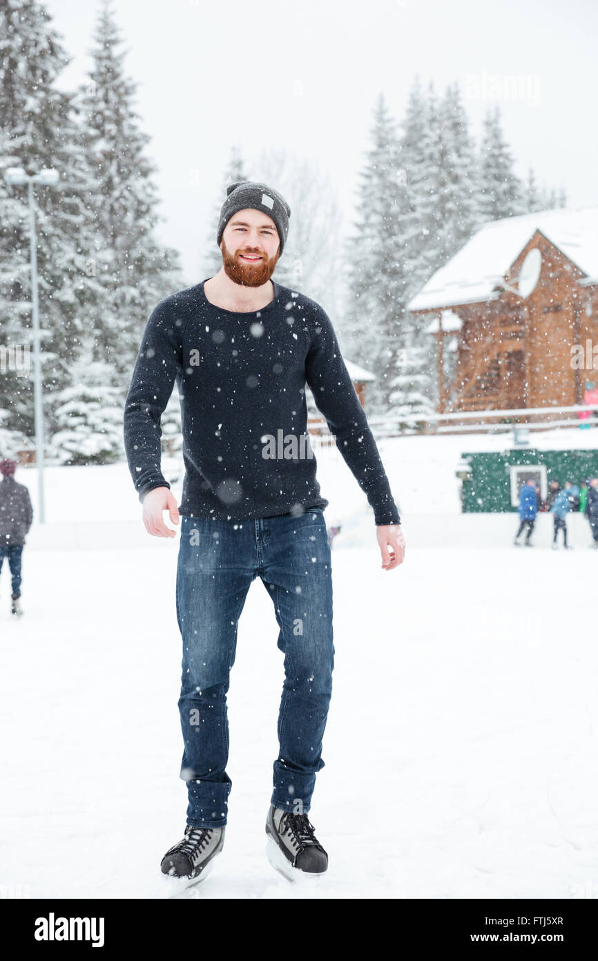 Man ice skating hi-res stock photography and images - Alamy