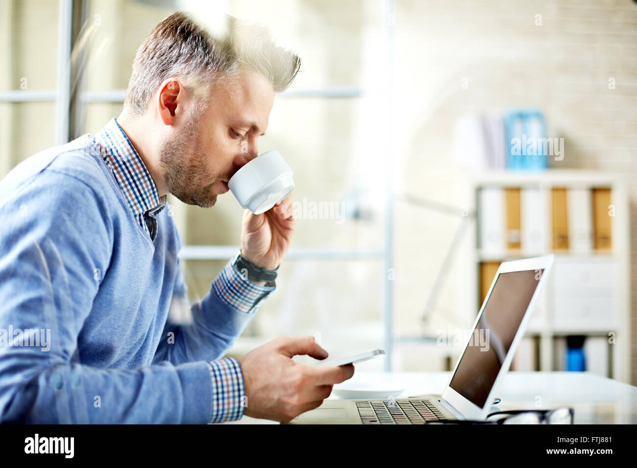 Employee hi-res stock photography and images - Alamy