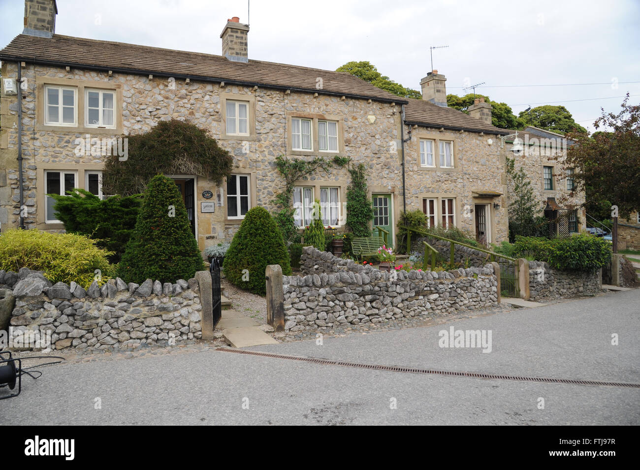 Emmerdale village hi-res stock photography and images - Alamy