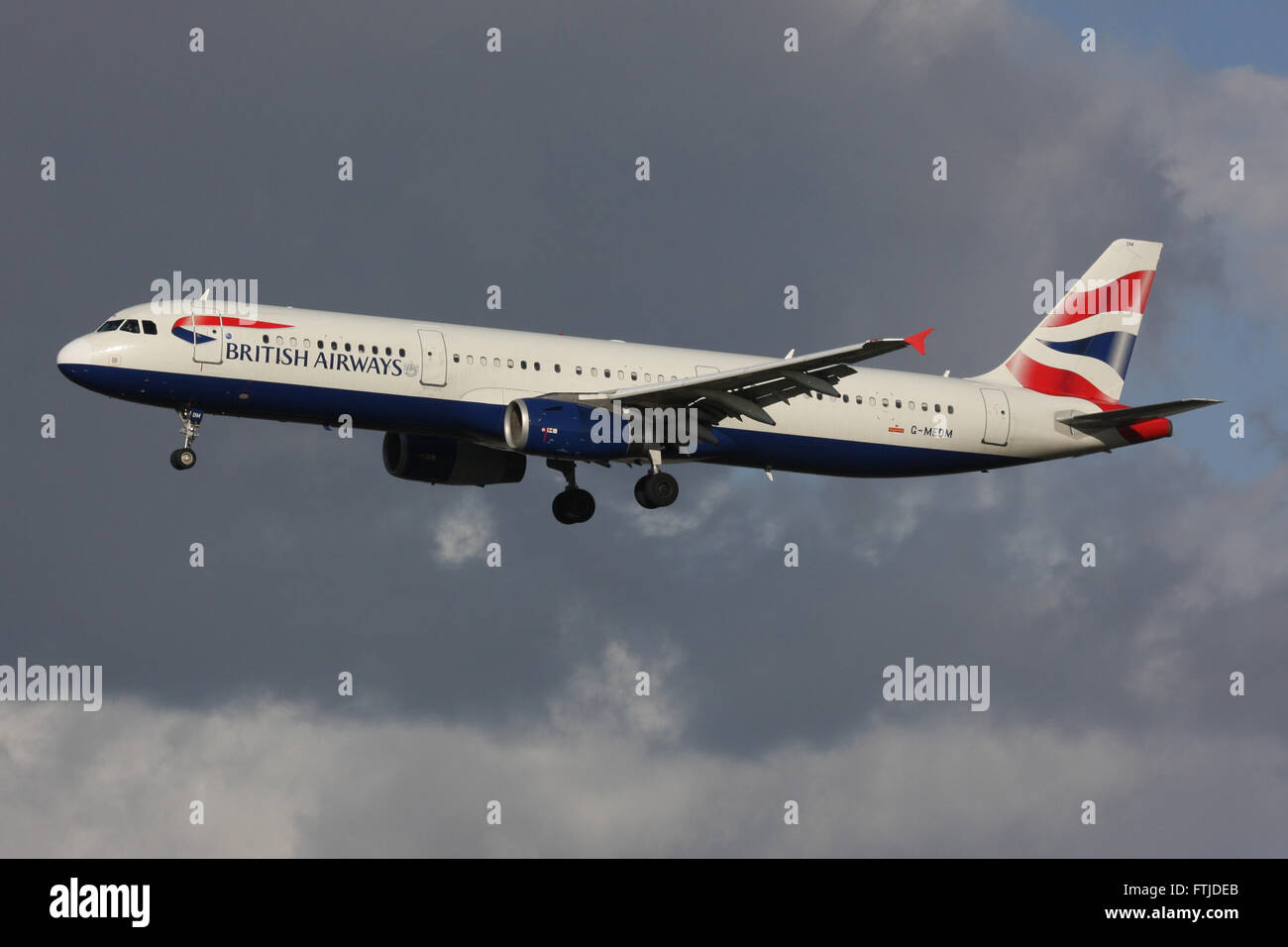 British airways airbus a321 landing hi-res stock photography and images ...