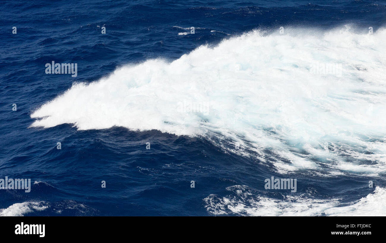 Bow waves in the Caribbean Sea Stock Photo - Alamy